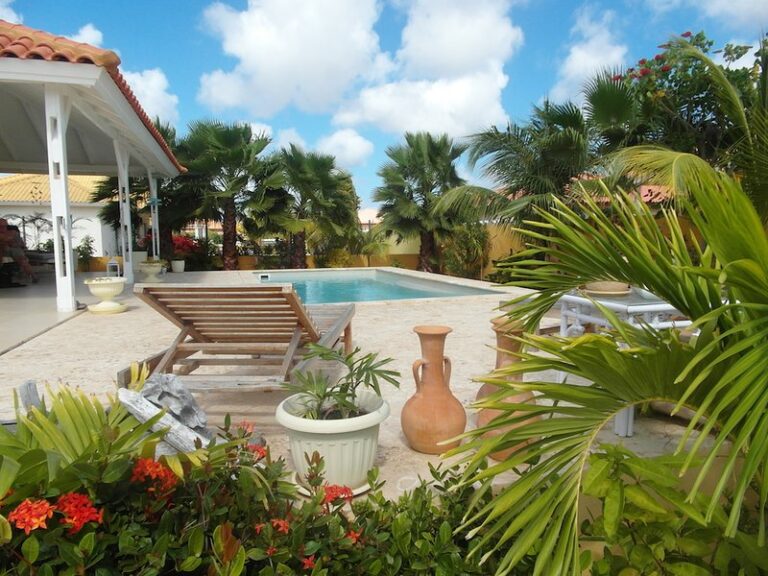 3 Great Ways to Turn Your Yard Into Your Private Oasis - Pretty ...